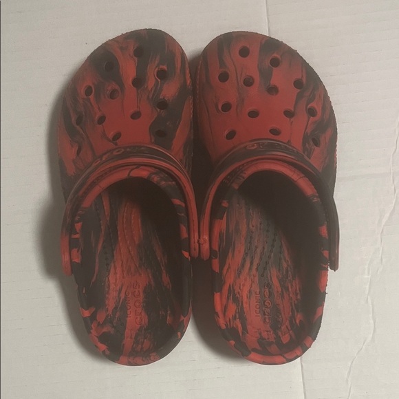 CROCS | Shoes | Crocs Kids Red And Black Swirl Size 3 | Poshmark